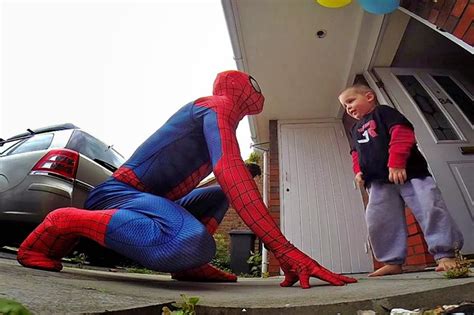 Conmovedor Padre Se Disfraza De Spider Man Para El Cumpleaños De Su