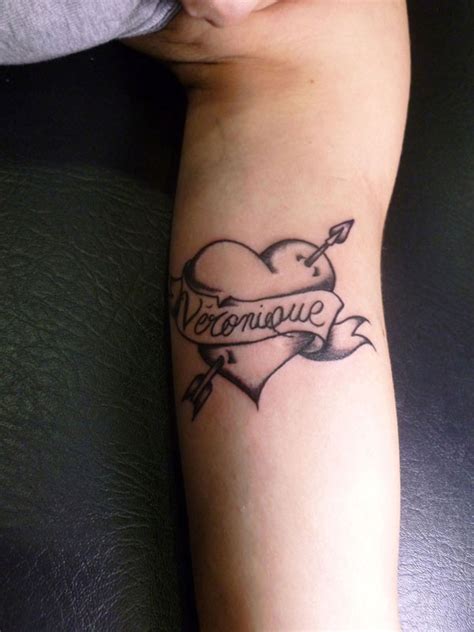 Tatouage initiale et coeur Modèles et Exemples