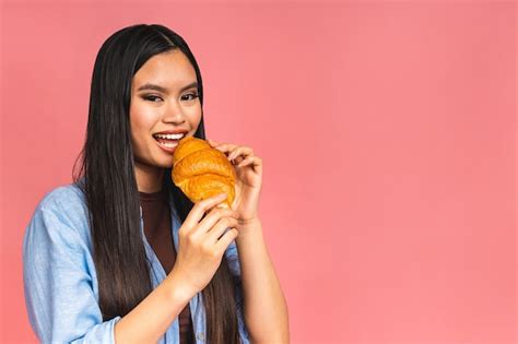 Premium Photo Portrait Of Young Beautiful Hungry Asian Woman Eating