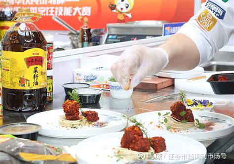 第六届世界川菜大会盛启，金龙鱼外婆乡小榨菜籽油烹出殿堂级川菜美味 一菜一格，百菜百味。11月16日至17日，第六届世界川菜大会在“小平故里