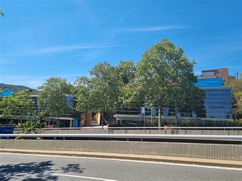 加泰罗尼亚国际大学。旁边就是巴塞罗那著名的 换妻俱乐部”。 雪球