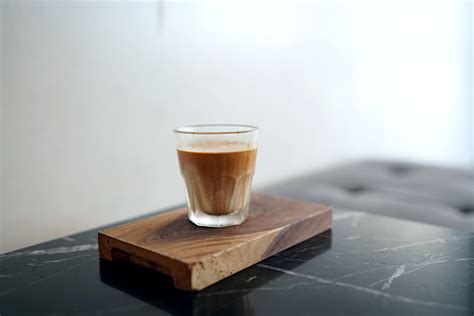 더러운 커피 흐린 배경에 차가운 신선한 우유와 혼합 된 에스프레소 샷 한 잔 0명에 대한 스톡 사진 및 기타 이미지 0명