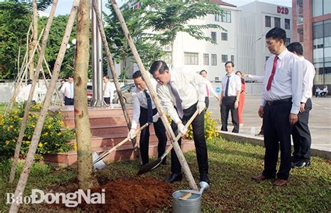 Bí thư Tỉnh ủy Nguyễn Hồng Lĩnh tặng và trồng cây lưu niệm tại Trung tâm Hành chính công TP