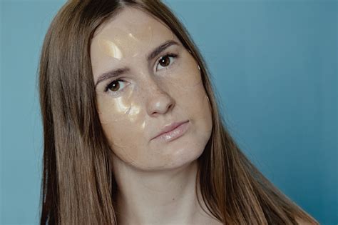 눈 패치 아래에 적용 하는 여자 다크 서클과 붓기를 위한 아이 마스크 예쁜 소녀는 그녀의 눈 아래에 황금 콜라겐 패치를 적용합니다 여자 얼굴 치료 미용 미용 및 스파 25