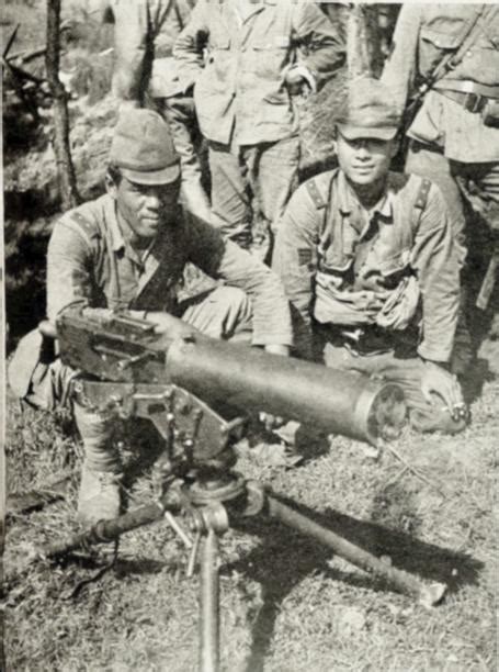 武漢會戰老照片，日寇士兵用人體擺箭頭指揮空軍轟炸抗日軍隊 每日頭條