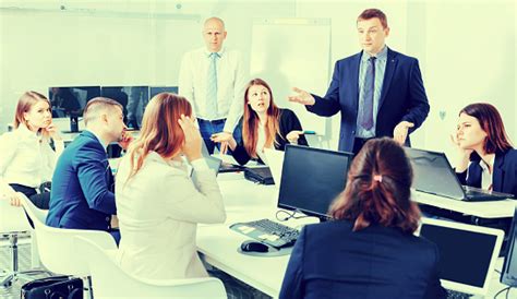 사업 작업에서 실수를 지적 하는 사무실에서 동료 화가 느낌 감정에 대한 스톡 사진 및 기타 이미지 감정 걱정하는 과로 Istock