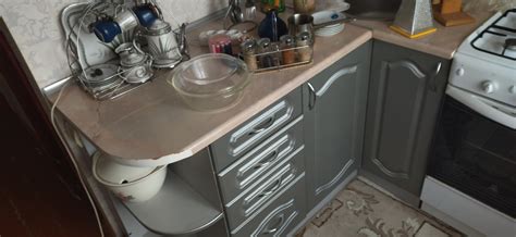 Кухонний гарнітур сірого кольору що складається з 5 навісних шухляд та 4 приставних з