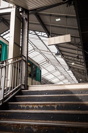 파리의 고가 지하철 6호선을 타고 파리의 역 플랫폼에 도착하는 기차 0명에 대한 스톡 사진 및 기타 이미지 0명 거리