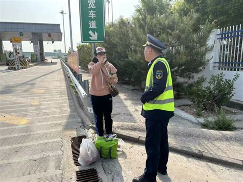 廊坊分公司燕郊西收费站：热心服务 助力司乘旅途 情暖司乘