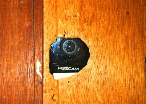 Casal encontra câmera escondida de frente para cama em apartamento
