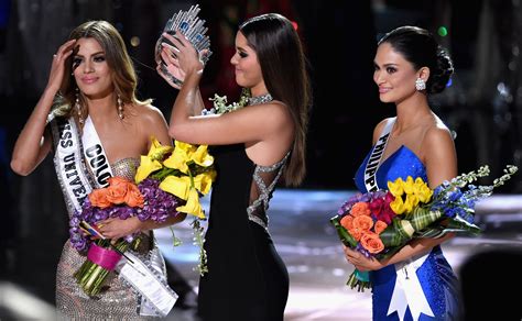 Awkward Steve Harvey Crowns Wrong Miss Universe