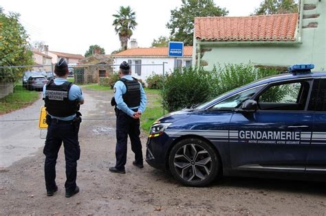 Meurtre De Karine Esquivillon Encadrée Par Les Gendarmes La