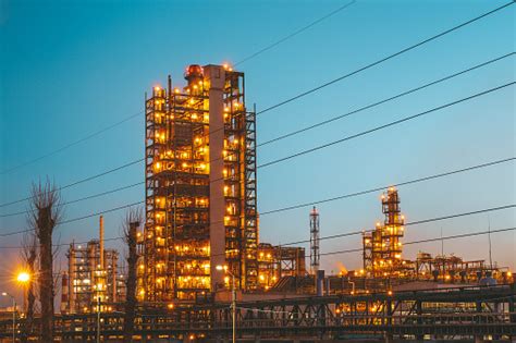 산업 석유 석유화학 정유 공장 이나 파이프와 석유 공장 밤 조명 타워 가솔린에 대한 스톡 사진 및 기타 이미지 가솔린 강철 공기 오염 Istock