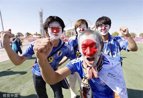 高清图：德国vs日本赛前 球迷红鼻子装扮成焦点 搜狐大视野 搜狐新闻