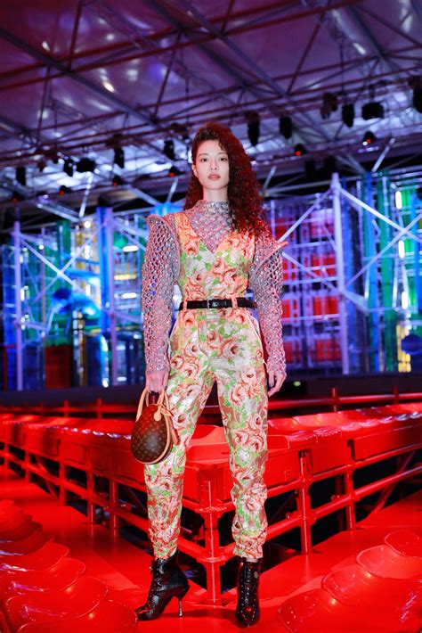 钟楚曦变身复古女郎，又见熟悉的lv手势！ 搜狐大视野 搜狐新闻