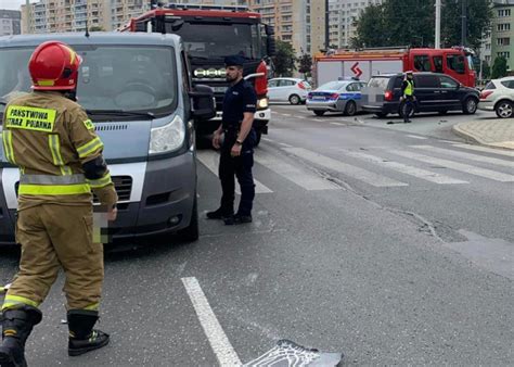 Wypadek z udziałem karetki w Łodzi Jedna osoba ranna ZDJĘCIA Radio Łódź