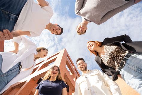 Únete A Nuestra Comunidad De Más De 50 000 Graduados Te Mantendremos Informado A De Todas Las