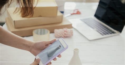 온라인 판매자 소유자는 웹 사이트 온라인 상점에 업로드 할 제품 사진을 찍습니다 온라인 판매 온라인 쇼핑 및 전자 상거래 개념 사진 Unsplash의 판매 이미지