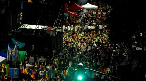 Con un pañuelazo y con la presencia de abuelas madres e hijas del lado verde ya se palpita
