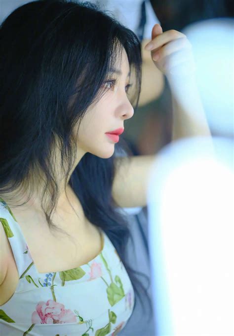 柳岩晒《浪姐》宿舍留影 穿碎花吊带裙清新靓丽 搜狐大视野 搜狐新闻