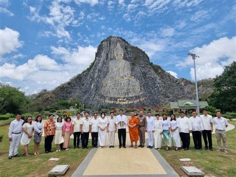 พ่อเมืองชลบุรีตักน้ำศักดิ์สิทธิ์ประกอบพิธีอัญเชิญ ต้นปรมตฺถสิริมหา