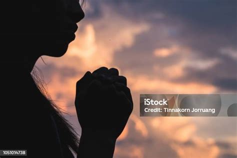 능력과의 일출 배경 신성한 힘으로 하나님의 축복을 위해 기도 하는 젊은 여자에서 실루엣 하나님과 영의 개념입니다 기도하기에 대한 스톡 사진 및 기타 이미지 Istock