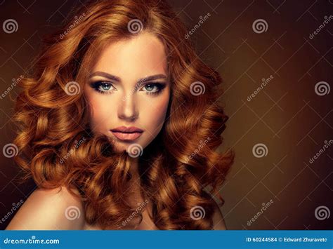 Mädchenmodell Mit Dem Langen Gelockten Roten Haar Stockfoto Bild Von