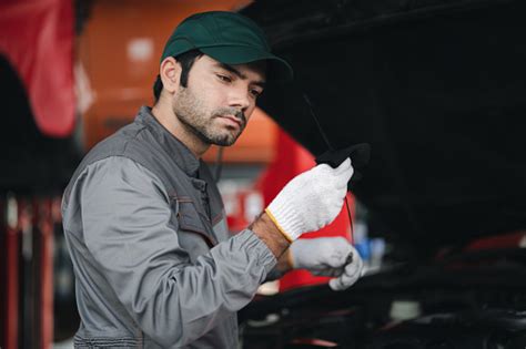 자동차 손상 깨진 부품 상태를 확인하는 자동차 정비사 차고 자동차에서 차량 진단 및 수리 자동차 관리 점검 및 고정 및 서비스