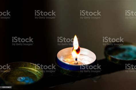 추상예술불타는 촛불 세트는 어둡고 흐릿한 배경에 광선이 비추는 3개의 빛나는 불꽃세트입니다 축제 촛불 조명 장비에 대한 스톡 사진 및 기타 이미지 Istock
