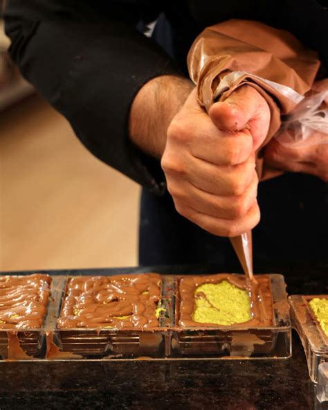 سازندگان شکلات دبی را بشناسید ماجرای ساخت این شکلات معروف