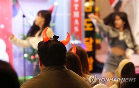 붉은 악마 머리띠 두른 시민들 연합뉴스
