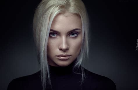 Blondynka W Czarnej Bluzce