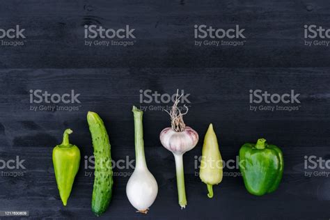 어두운 나무 배경에 야채와 채소 딜과 파슬리 위에서 볼 수 있습니다 텍스트에 배치합니다 0명에 대한 스톡 사진 및 기타 이미지 Istock