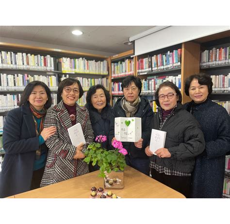 호수공원작은도서관 오늘 도서관 호수공원작은도서관 9개 동아리 중에서 물꽃시동아리 가 송년모임을