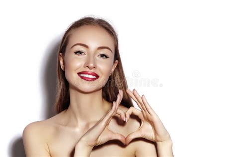 Romantische Junge Frau Die Herz Form Mit Ihren Fingern Macht Liebe Und