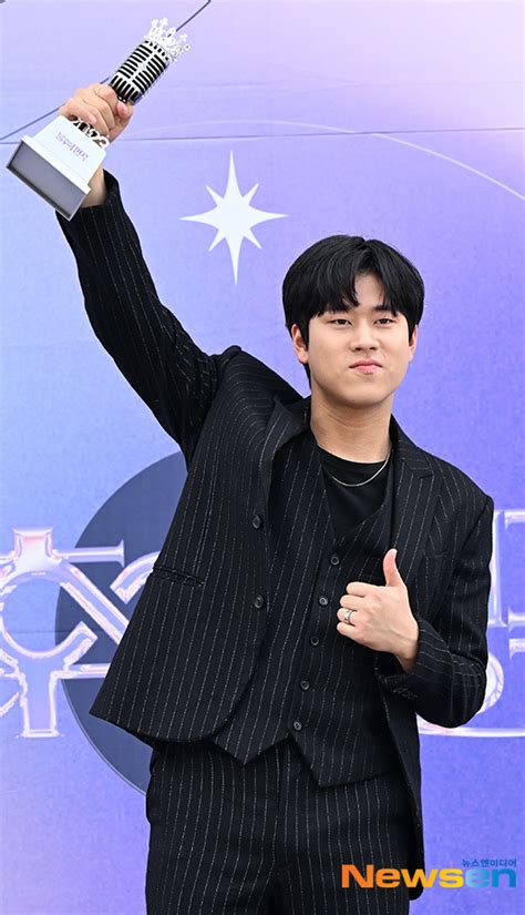 이무진 왕중왕전 트로피 높게 들고 포토엔hd 손에 잡히는 뉴스 눈에 보이는 뉴스 뉴스엔