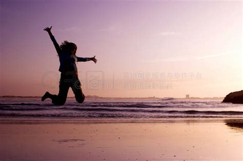 海滩高清图片 夕阳下海滩上的跳跃者 夕阳下海滩上的跳跃者图片免费下载 5112027517 千图网pro