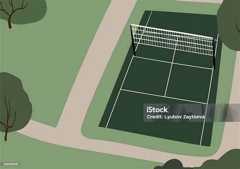 주변 나무와 통로가 있는 공공 공원의 테니스 코트 자연 환경에서 레크리에이션과 피트니스를 즐길 수 있도록 설계된 야외 스포츠