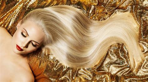 Capelli Delloro Modello Di Moda Golden Waves Hairstyle Ragazza