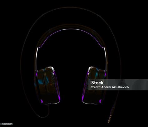 음악을 듣기위한 블랙 헤드폰 야간 어두운 배경에 고립 된 Dj 오디오 헤드셋 정면보기 네온 라이트의 사운드 스피커가있는 이어폰의 실루엣 현대 미술 그래픽 디자인 3d 렌더링