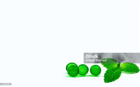 그린 라운드 소프트 캡슐 약과 민트 잎 복사 공간 흰색 배경에 고립 아유르베다 의학은 소화 불량 가스 산 성도 대 한입니다 인도에서 허벌 의학입니다 아시아 허브 의학입니다