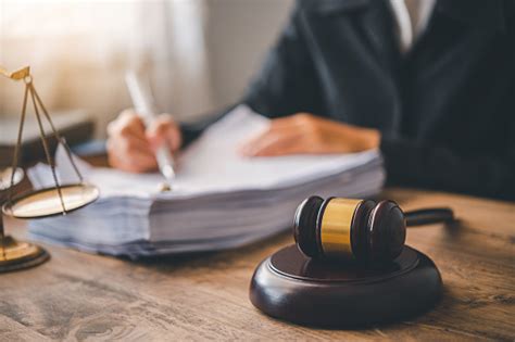 법률 테마 판사의 망치 법 집행 관 증거 기반 사례 및 고려 된 문서 갈색에 대한 스톡 사진 및 기타 이미지 갈색 개념