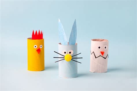 푸른 배경에 화장실 롤 튜브에서 행복 한 부활절 봄 간단한 장난감 끔찍한 공예 학교 및 보육 유치원 홈 파티를위한 수공예 창조적