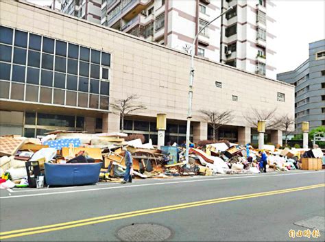 彰化》員林國宅丟25噸廢家具 清運12車次 生活 自由時報電子報