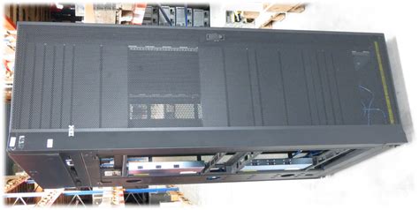 IBM System Rack 7014 T42 Serverschrank 42HE mit 3x PDU á 9 Anschlüsse