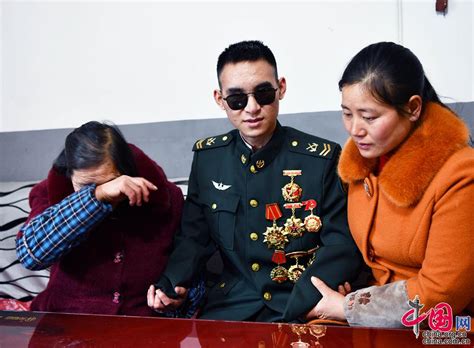 “排雷英雄”杜富国回家过年了 乡亲们高喊“向英雄致敬”【组图】 图片中国中国网