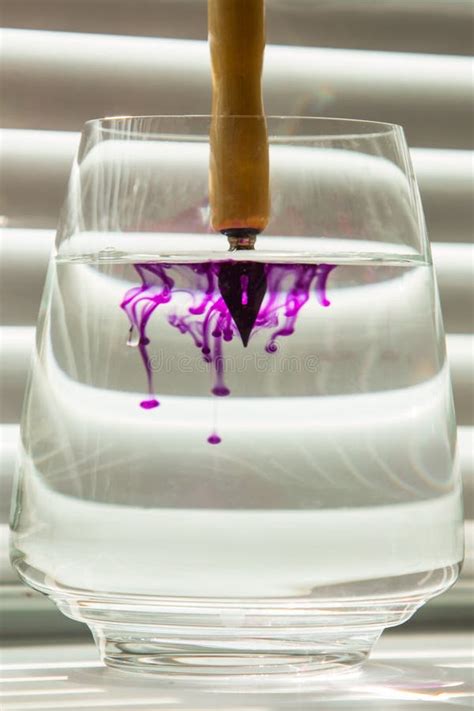 Astuce En M Tal De Stylo D Encre Plong E Dans L Eau Diffusion D Encre