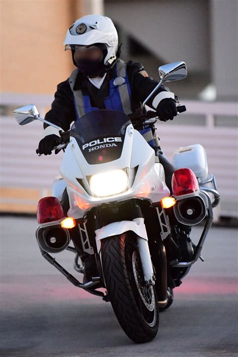 アルハチ On Twitter 愛知県警察 第一交通機動隊 白バイ Honda Cb1300p 愛知交機さんの薄暗出庫縦アングルバージョン