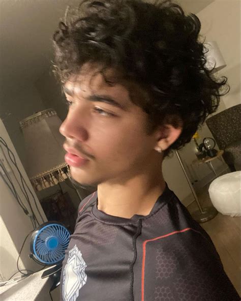 Pin By Don📍 On Pfp Tan Guys Just Beautiful Men Dread Hairstyles