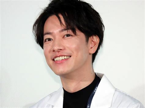 『恋はつづくよどこまでも』佐藤健、“最強女子のメガネで遊ぶ魔王”ショット披露 エンタメ ニュース ｜クランクイン！